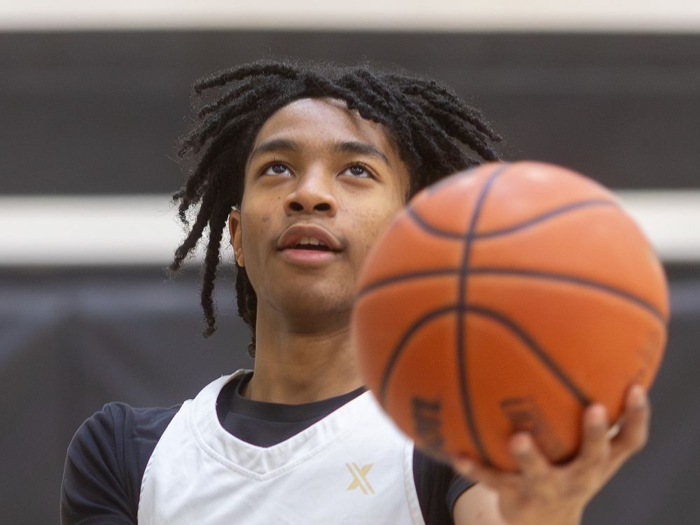 Gr. 9 basketball player already dunking, drawing scouts' attention ...