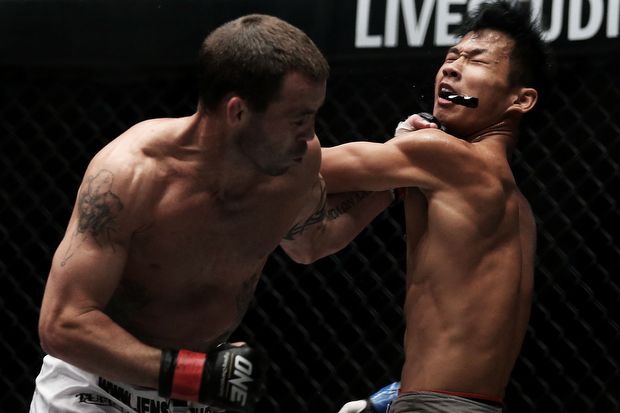 Photo of the Day: October 6, 2012 - Jens Pulver connects with Zhao Ya ...