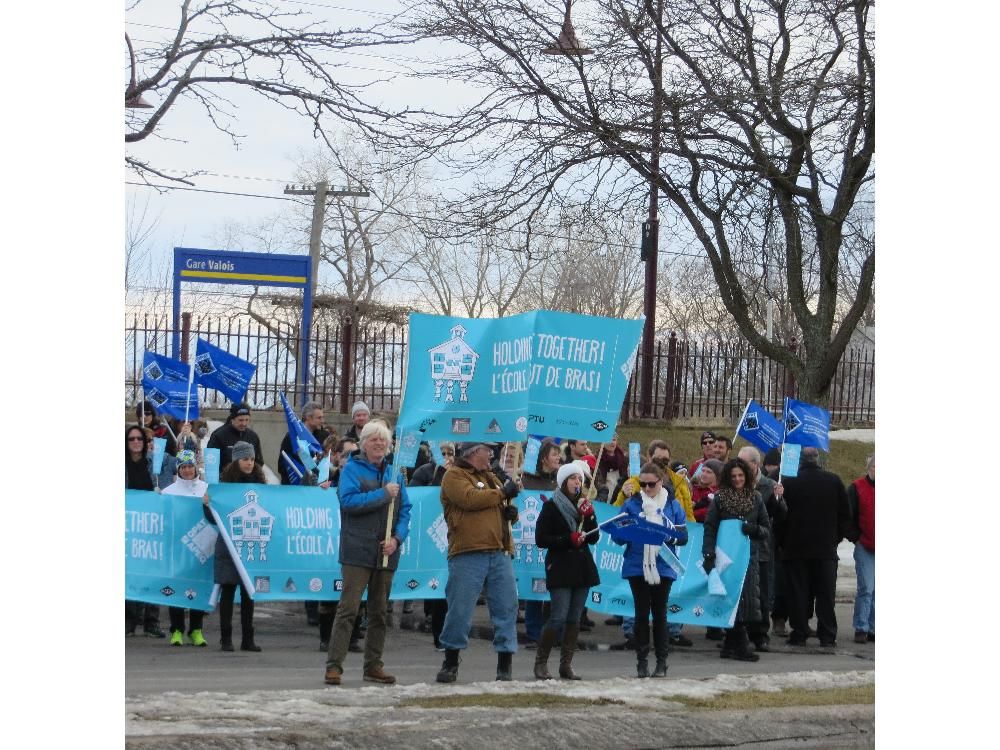 Pearson teachers protest lagging contract talks | Montreal Gazette