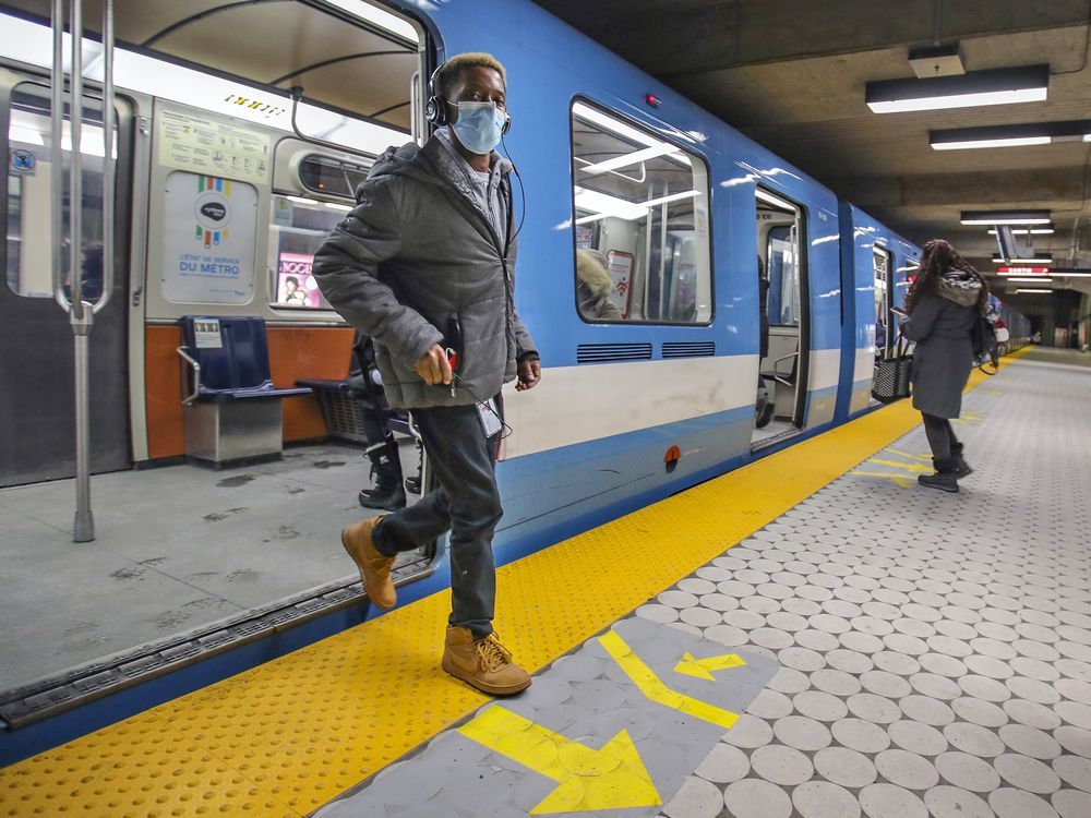 Service on métro's Blue Line resumes after water found in tunnel ...