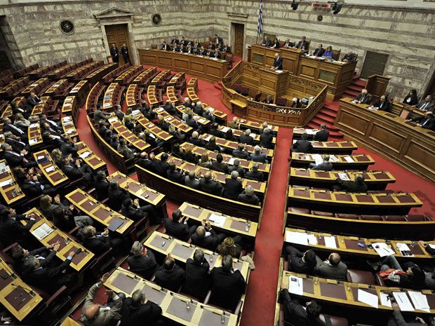 Greek government on 'edge of a cliff' in front of confidence vote ...