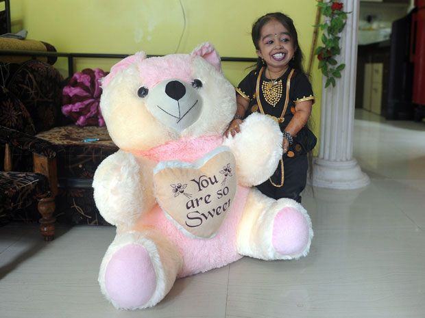 World's shortest woman Jyoti Amge confirmed by Guinness World Records ...