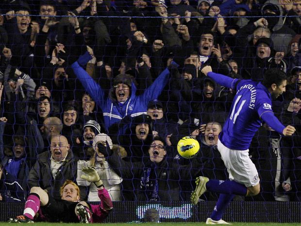 Tim Howard goal video: Everton goalkeeper scores against Bolton ...