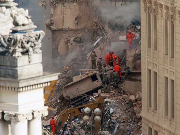 Rio de Janeiro building collapse leaves four dead, 22 missing ...