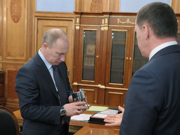 Lake Vostok: Russia's Vladimir Putin receives 'prehistoric' water from ...