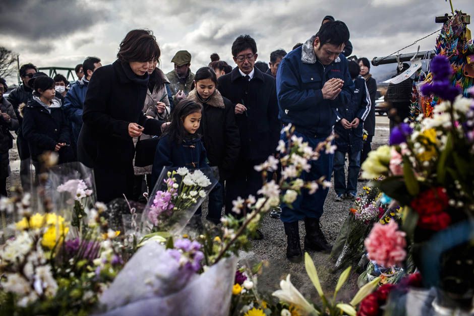 Japan mourns the dead on the one year anniversary of the tsunami: Photo ...