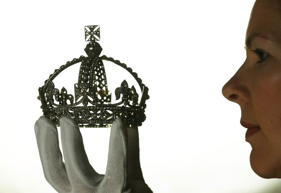 Queen's diamonds to go on display for Diamond Jubilee | National Post