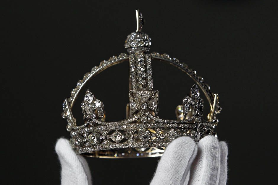 Queen's diamonds to go on display for Diamond Jubilee | National Post