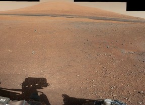 Mars rover Curiosity sends home first high-resolution, colour images ...