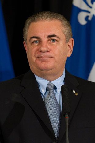 He's not a knight, but Jacques Duchesneau does have his own coat of ...