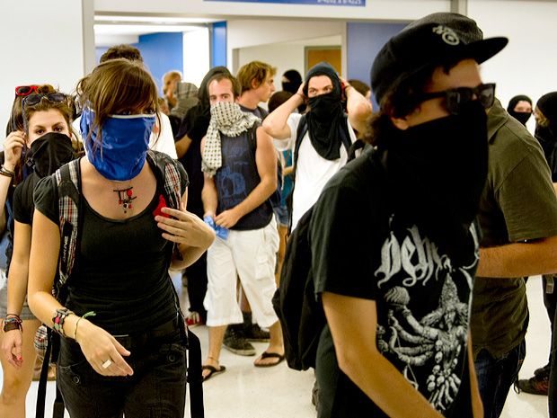 Quebec student protests: Police and protesters clash over back-to ...