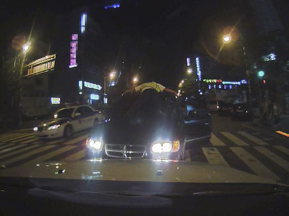 'Die Hard' Korean cop clings to the roof of the speeding car while ...