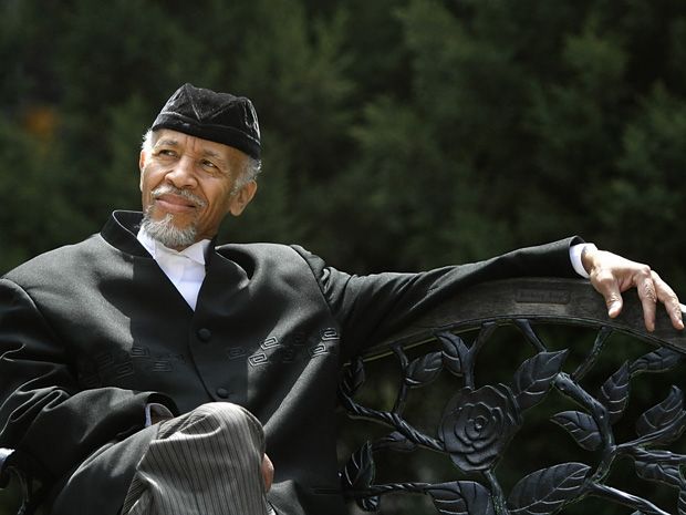 Charles Roach dies before court rules on oath to Queen for citizenship ...