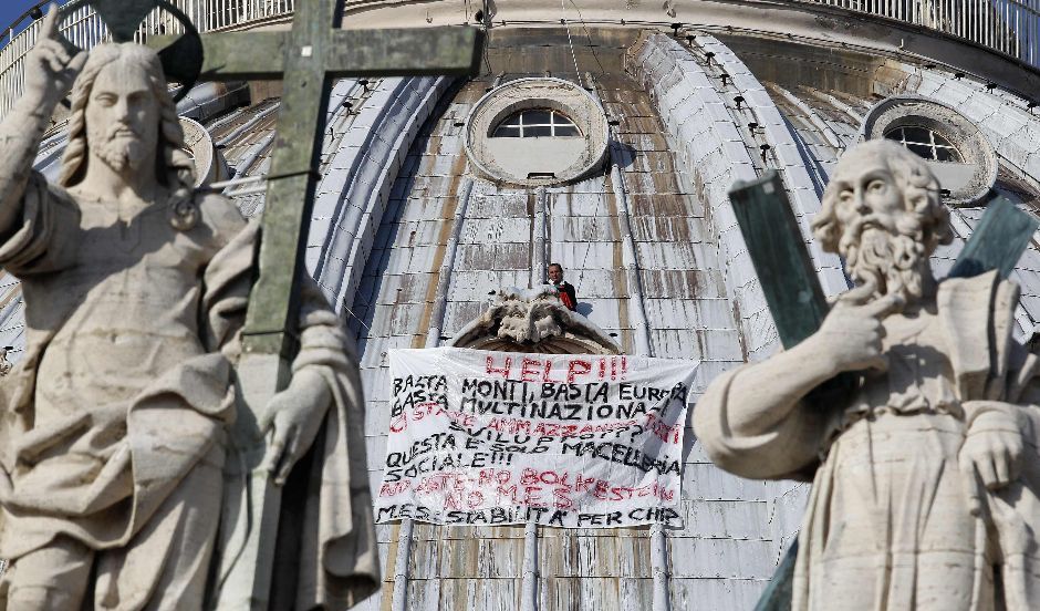 Man takes austerity protest direct to God by climbing Vatican's St ...