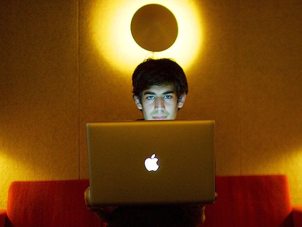 Aaron Swartz: U.S. dismisses charges against Reddit co-founder after ...