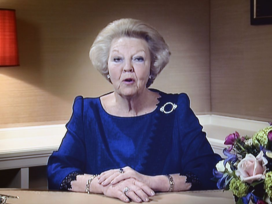 Queen Beatrix to abdicate Dutch throne as her son becomes nation's ...