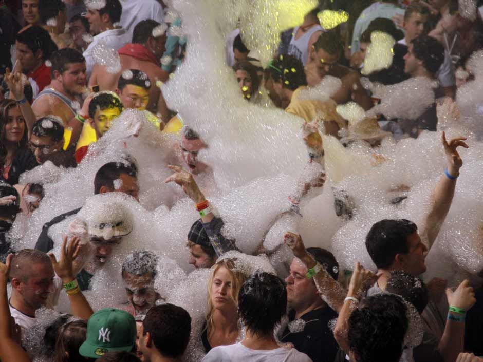 Jonathan Goldstein visits a Miami seniors' residence, eats Snickers ...