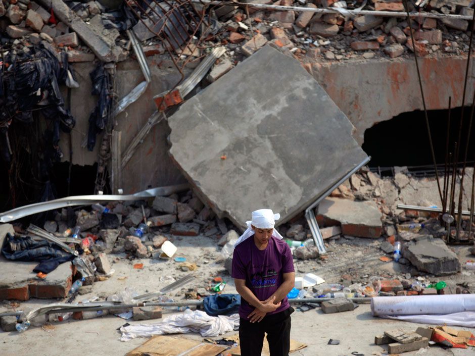 Bangladesh garment factory collapse death toll nears 350 | National Post