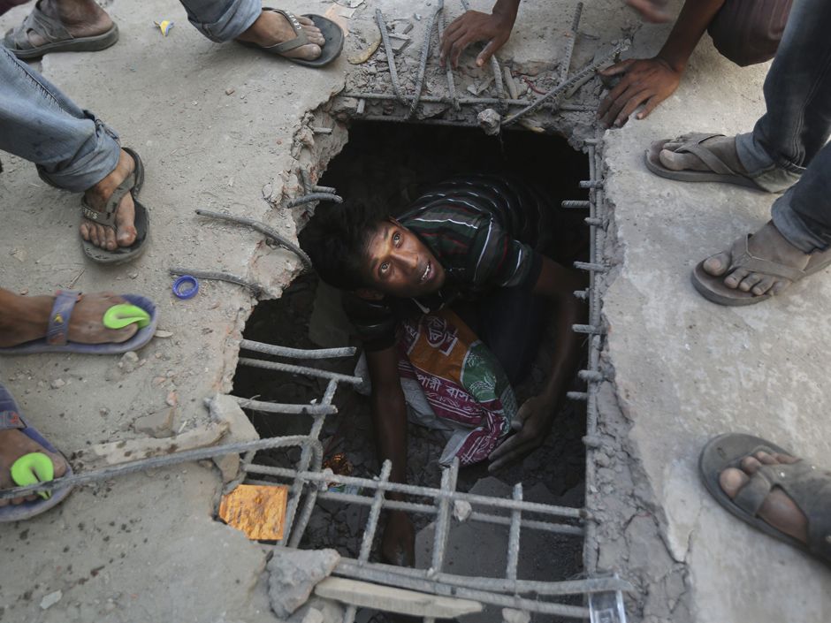 Bangladesh factory collapse rescuers struggle to save 40 survivors ...