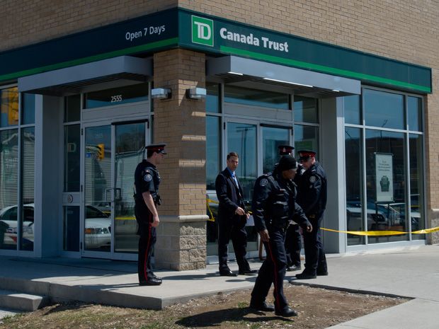 Toronto bank robbery leads to two being shot | National Post