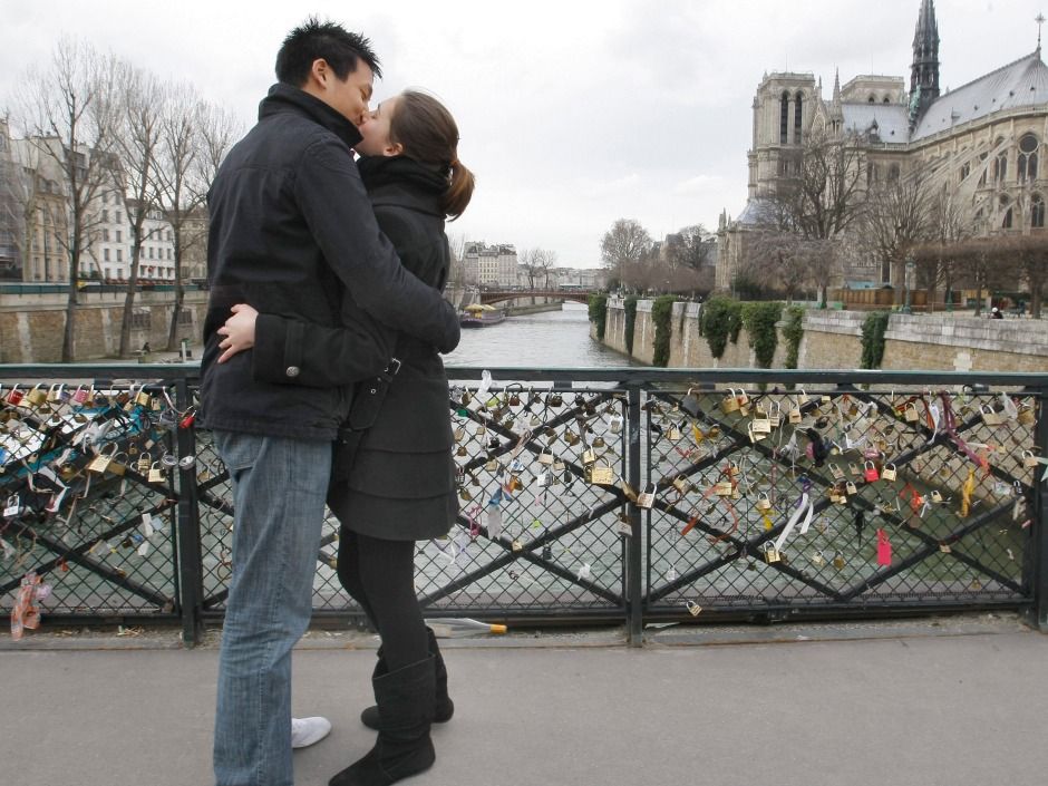 'Galocher,' or 'French kiss,' finally inducted into French dictionary ...