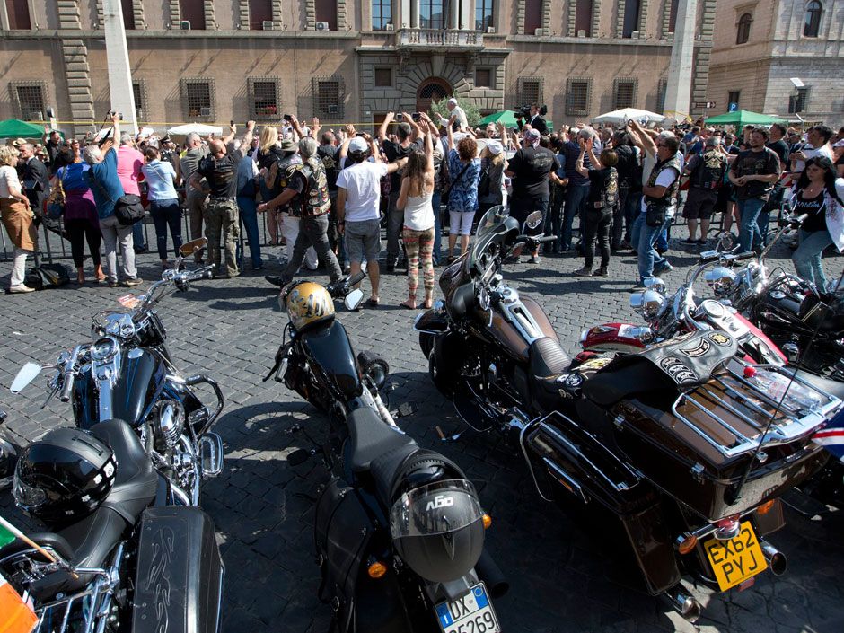 Pope blesses Harley-Davidsons in Vatican City | National Post
