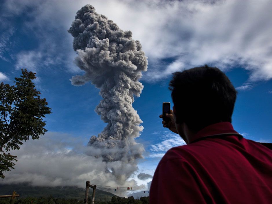 Eruption of Mount Sinabung, Indonesian volcano, sending ‘rain of ash ...