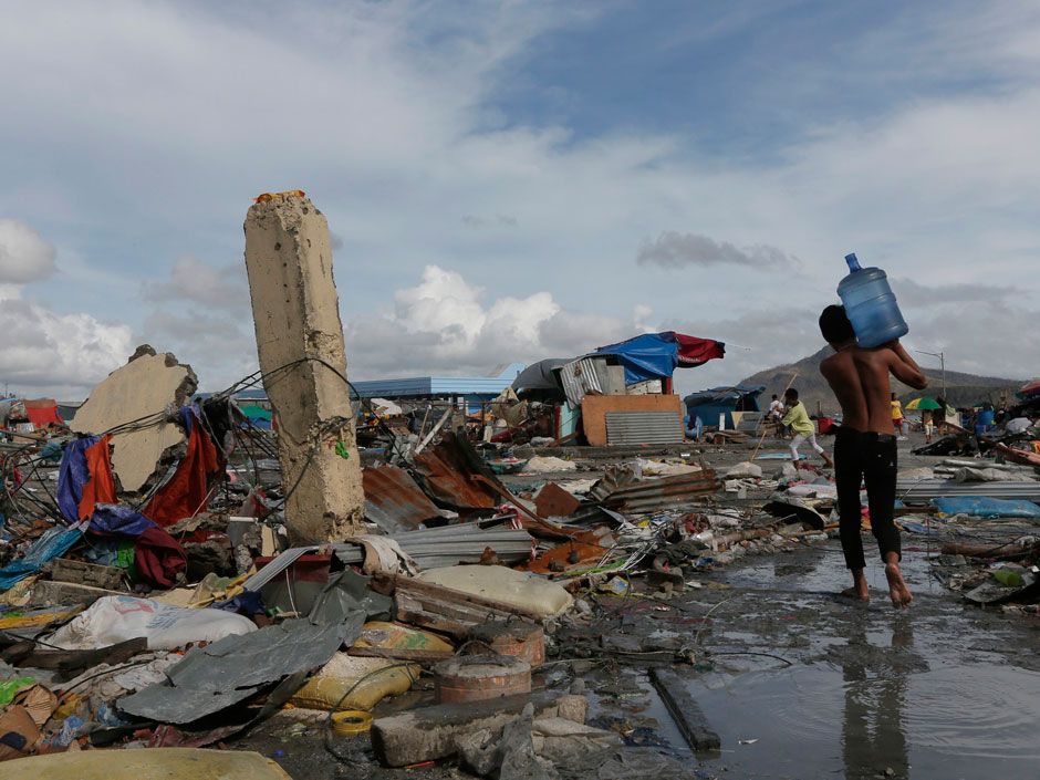 Philippines typhoon disaster zone feared descending into chaos as ...