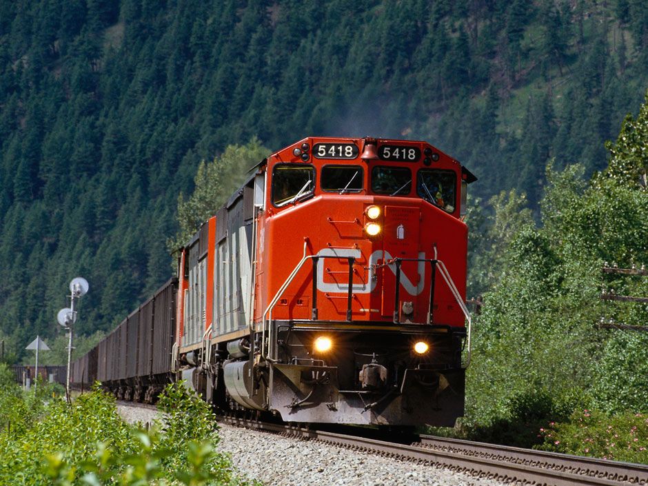 CN freight train carrying lumber derails in Saskatchewan west of ...