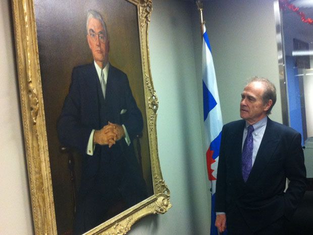 Deputy Mayor Norm Kelly replaces Rob Ford's fish tank with a painting ...