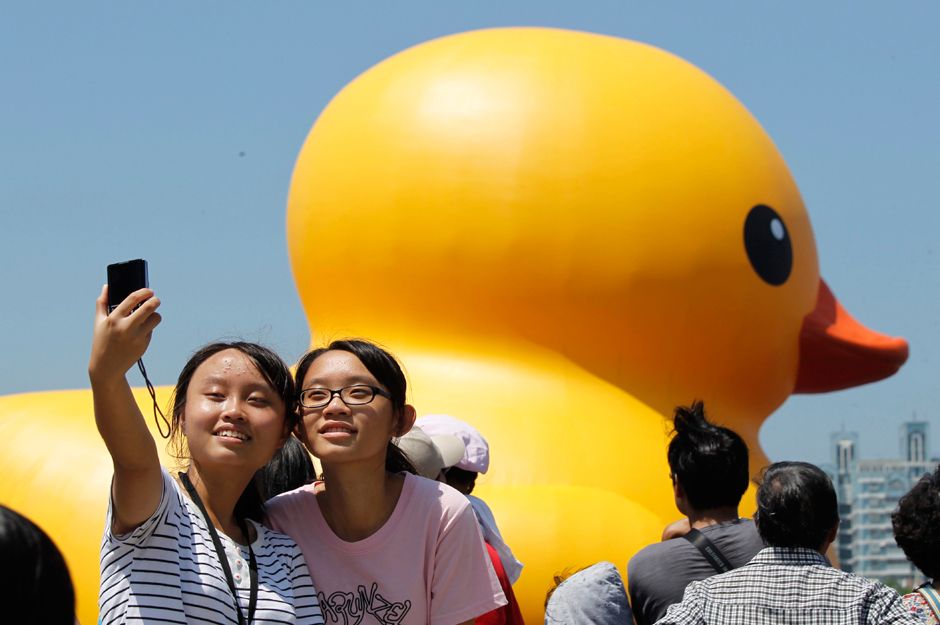 Giant rubber duck explodes in Taiwan due to unknown causes | National Post