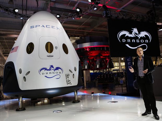 SpaceX unveils futuristic 'alien spaceship' that can carry seven ...