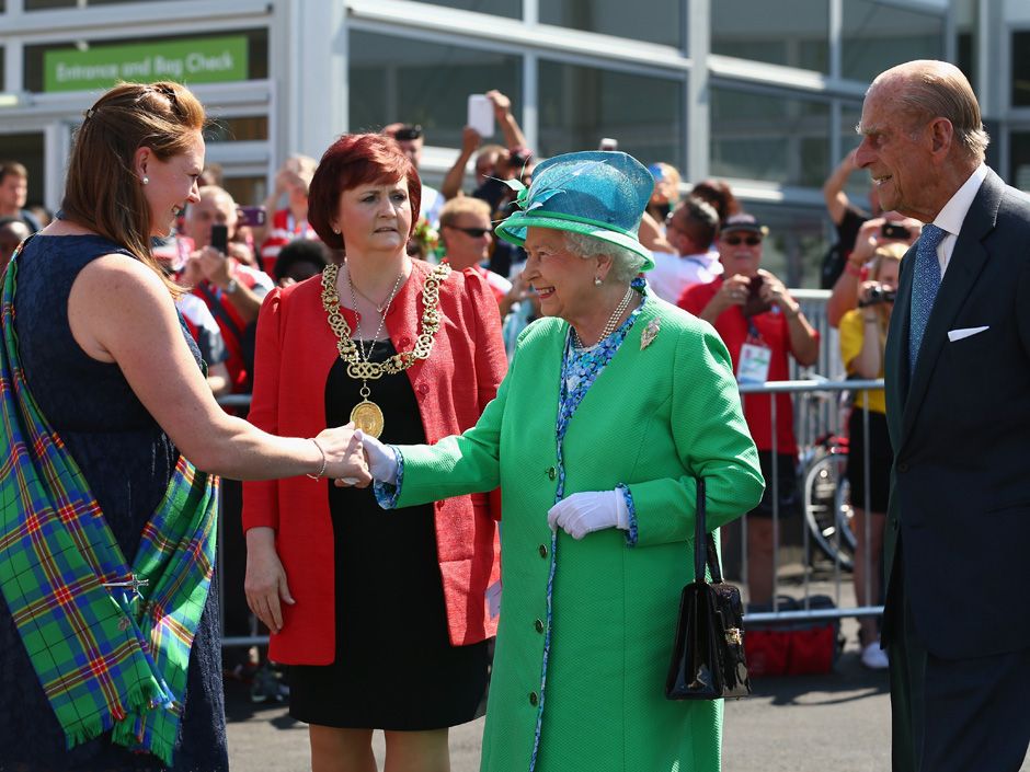 Queen Elizabeth II photobombs Australian hockey player Jayde Taylor's ...
