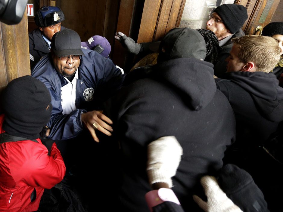 Ferguson protesters storm St. Louis City Hall: Police call in more than ...