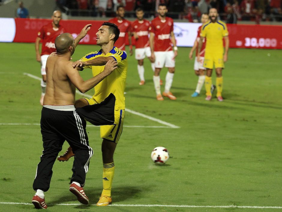 Israeli soccer fans continue brawl outside courthouse the day after on ...