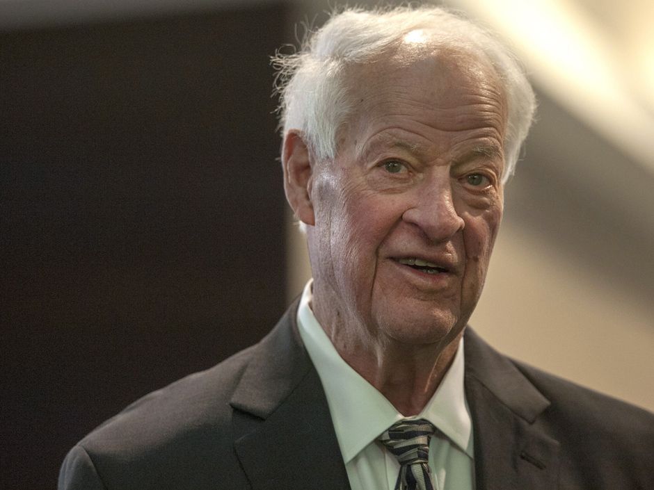 Wayne Gretzky, Bobby and Brett Hull pay tribute to Gordie Howe ahead of ...