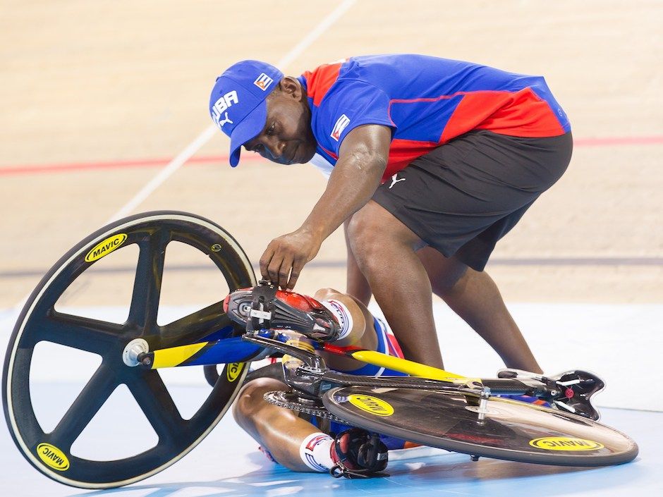 Cuban cyclist suffers giant, horrible splinter during fall at 2015 Pan ...