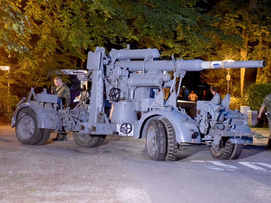 German police seize flak gun, a 45-ton Panther tank and a torpedo in ...