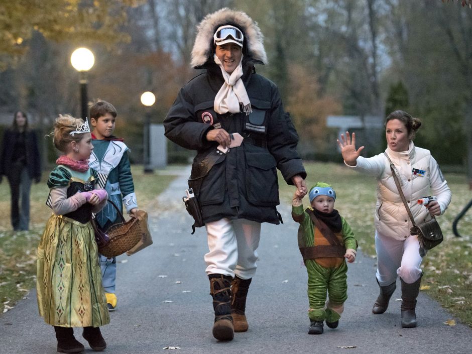 Trudeau family Halloween: Canada’s next PM takes his kids trick or ...