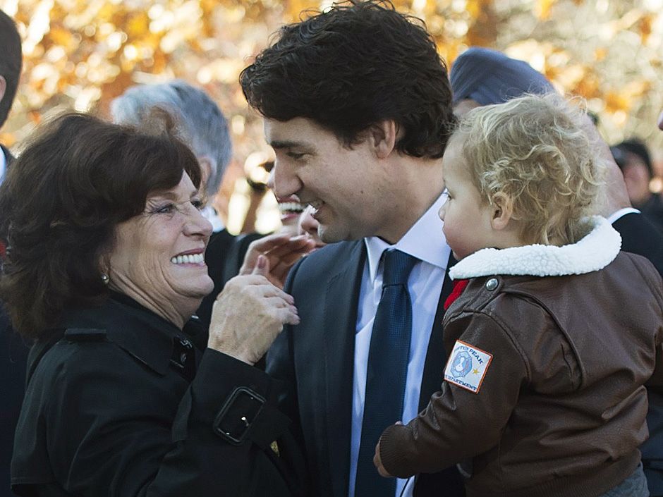 Hundreds line the streets in Ottawa as Trudeau arrives with cabinet for ...