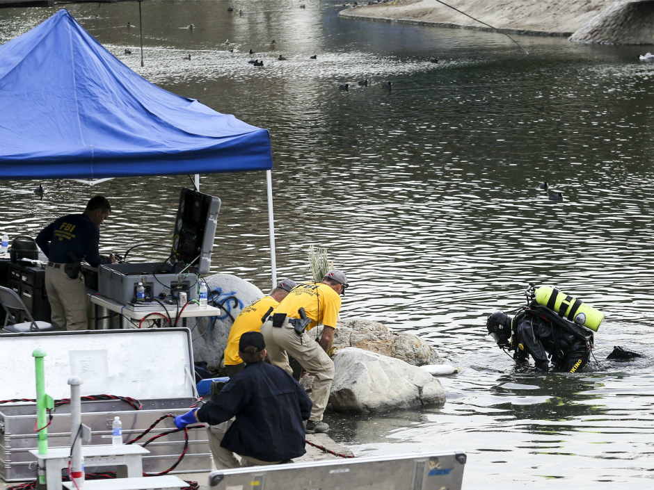 FBI sends in dive team to search the bottom of a lake for lost hard ...