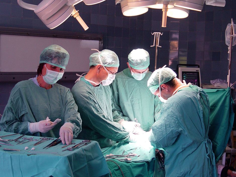 Fixing botched stomach-shrinking surgeries performed in other countries ...