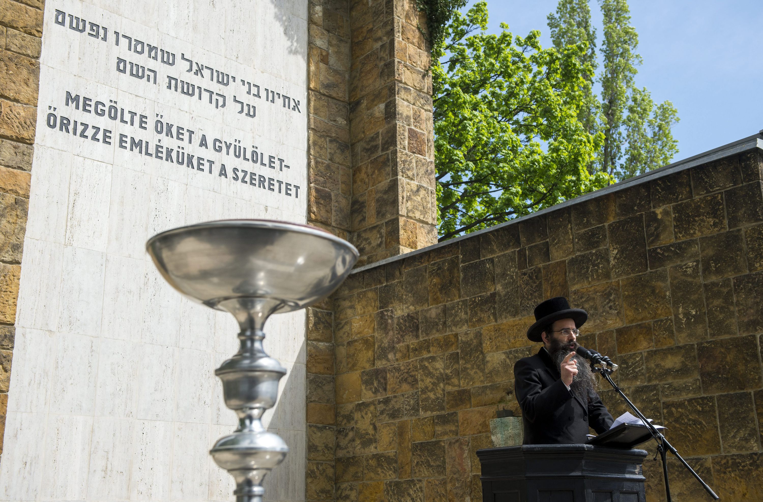 Hungary buries remains of Holocaust victims executed by Nazis on banks ...