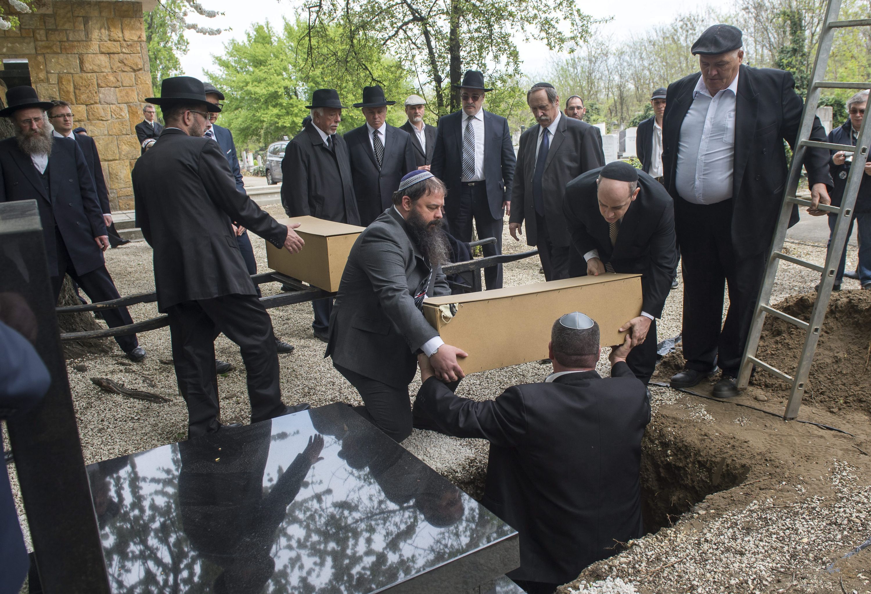 Hungary buries remains of Holocaust victims executed by Nazis on banks ...