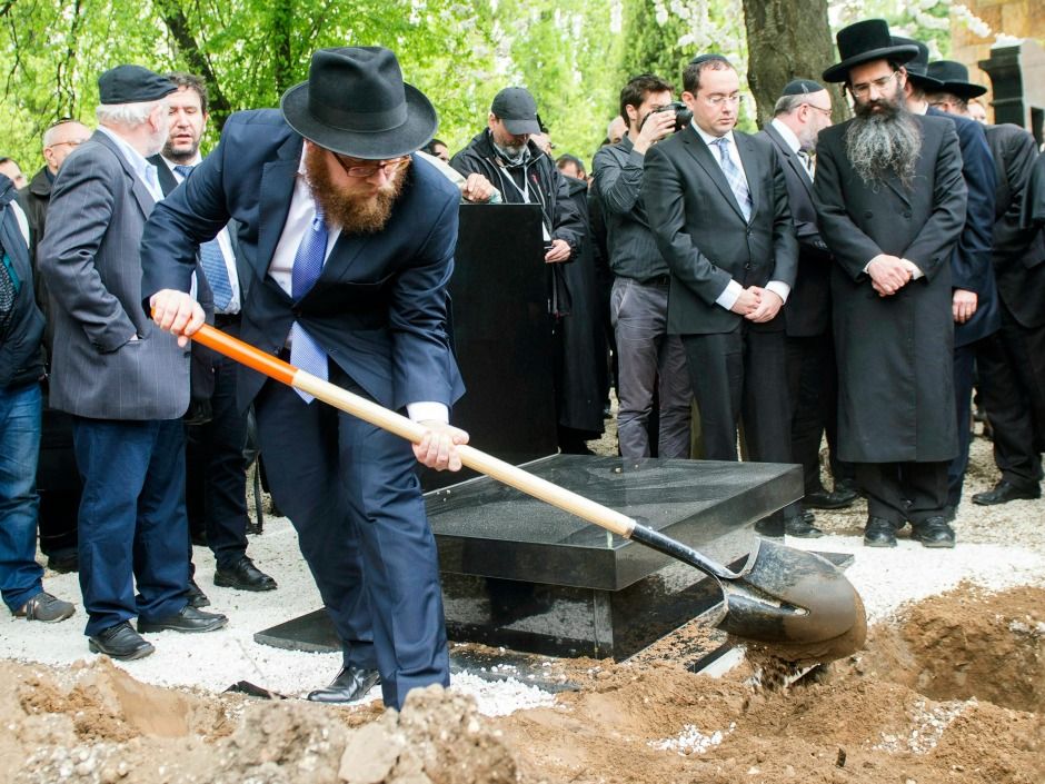 Hungary buries remains of Holocaust victims executed by Nazis on banks ...