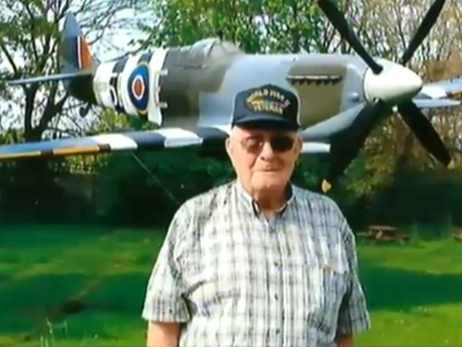 Bomber veteran, 94, revisits England after 71 years ... and quietly ...