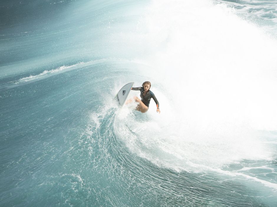 Blake Lively conquers the waves in The Shallows, a nail-biting woman ...