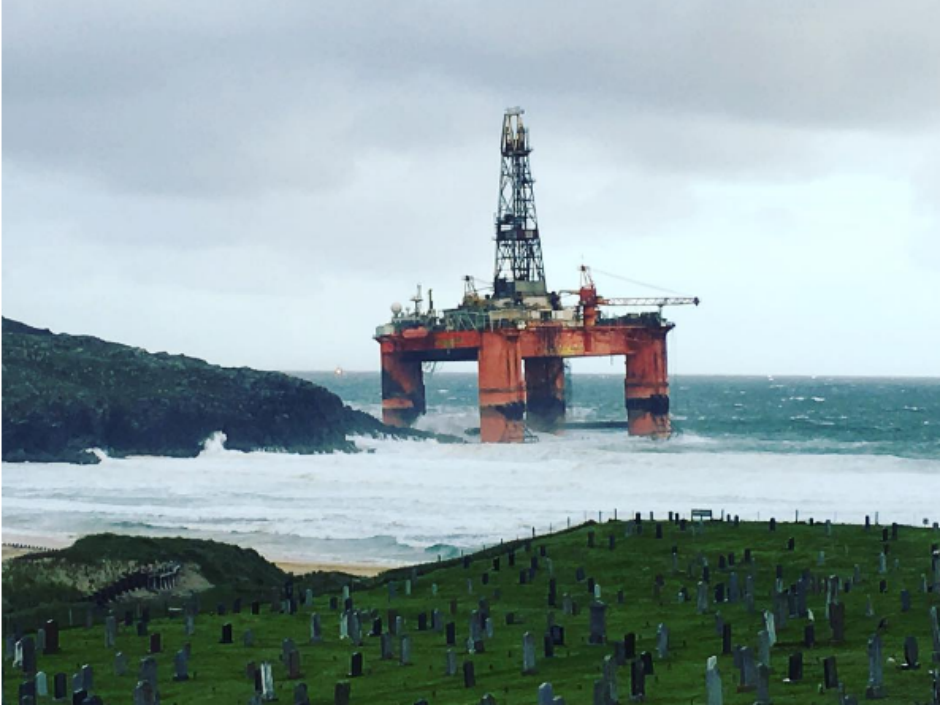Oil rig being towed 'in severe winds' breaks free and is blown onto ...
