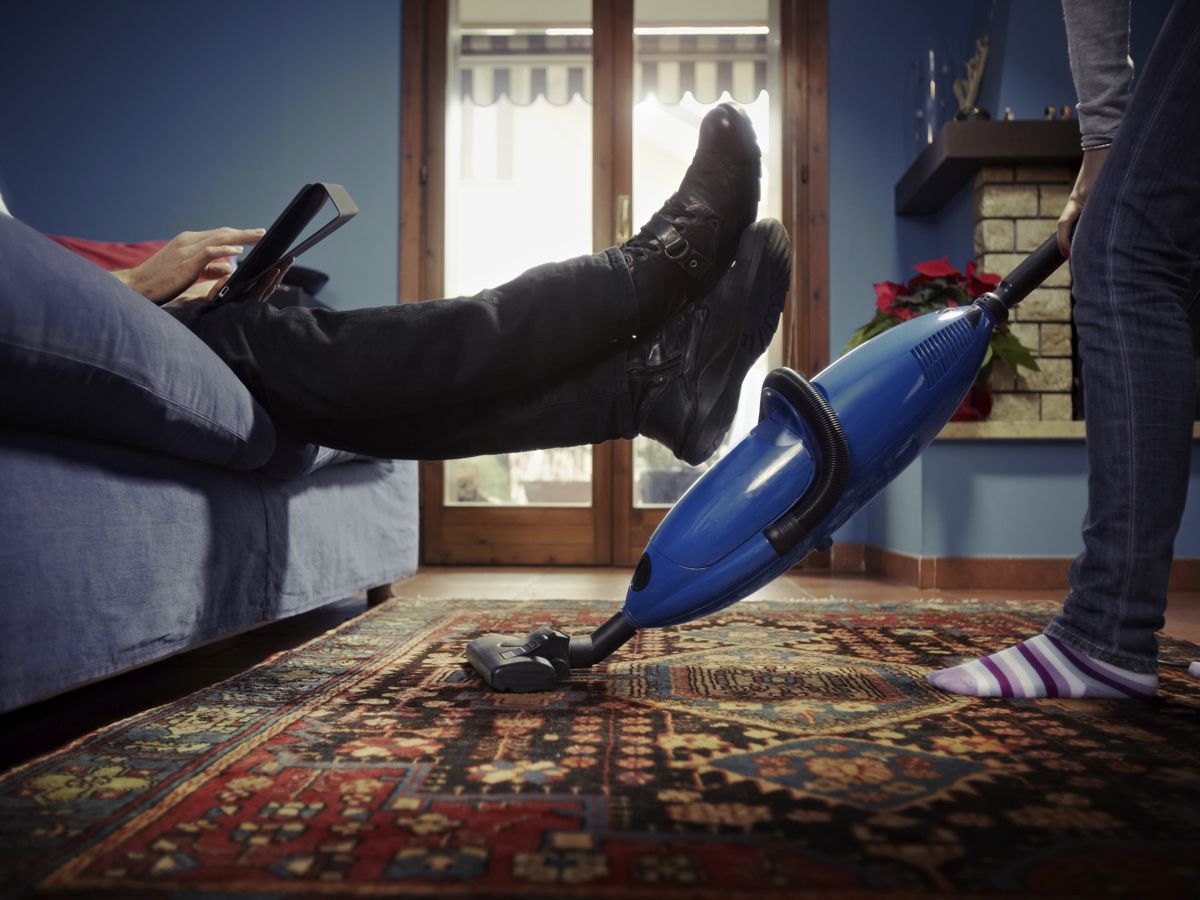 Men's failure to do housework drives women to infidelity, French study ...