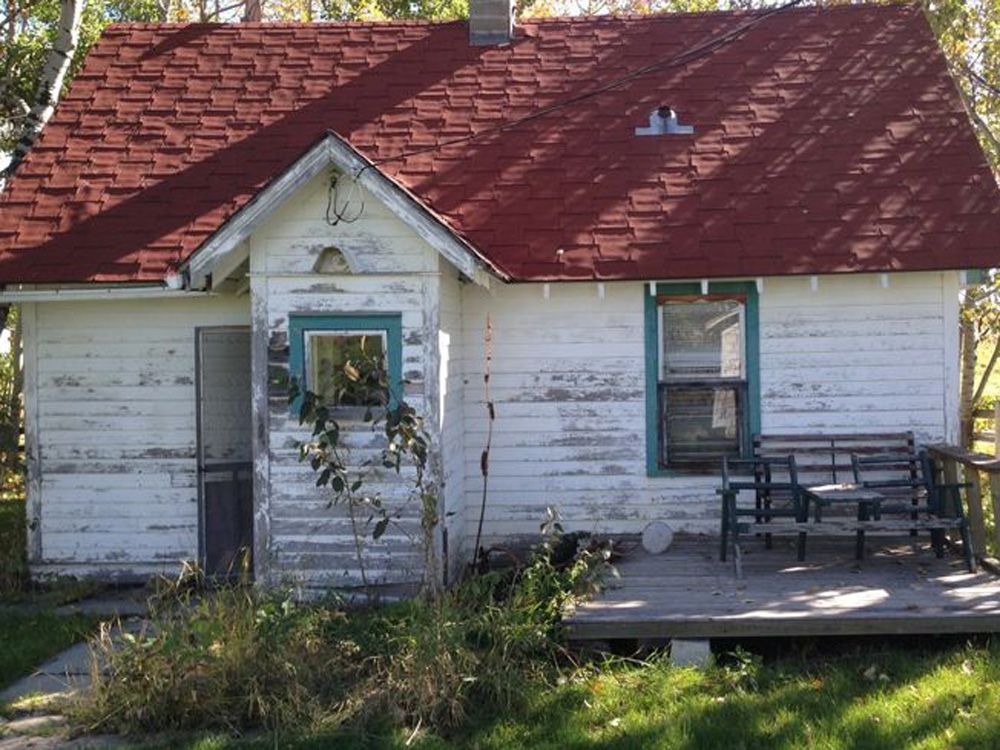 A small Canadian cottage doubles down on coziness for family gatherings ...